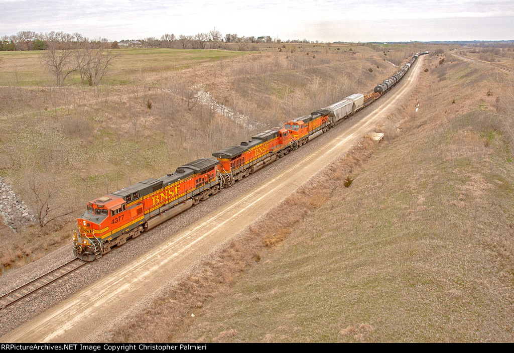 BNSF 4377 Leads M-LINTUL1-16